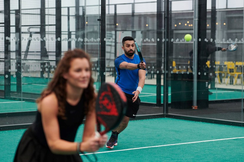 Expert tips on how to serve in padel | Beginner's guide
